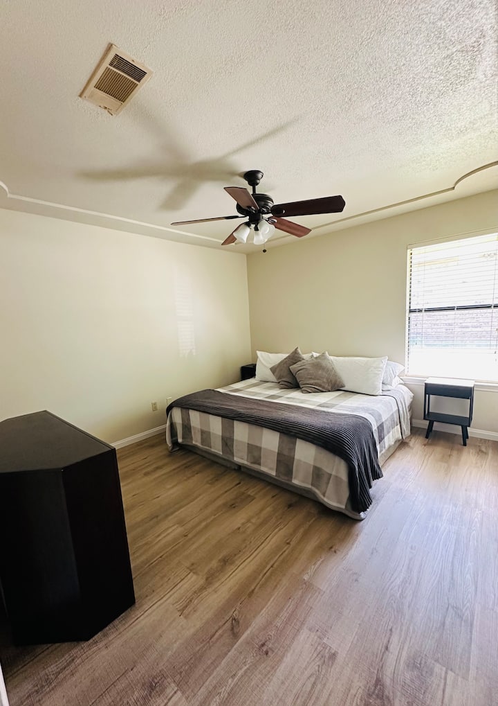 Cozy Spacious Room Available! - Burleson, TX