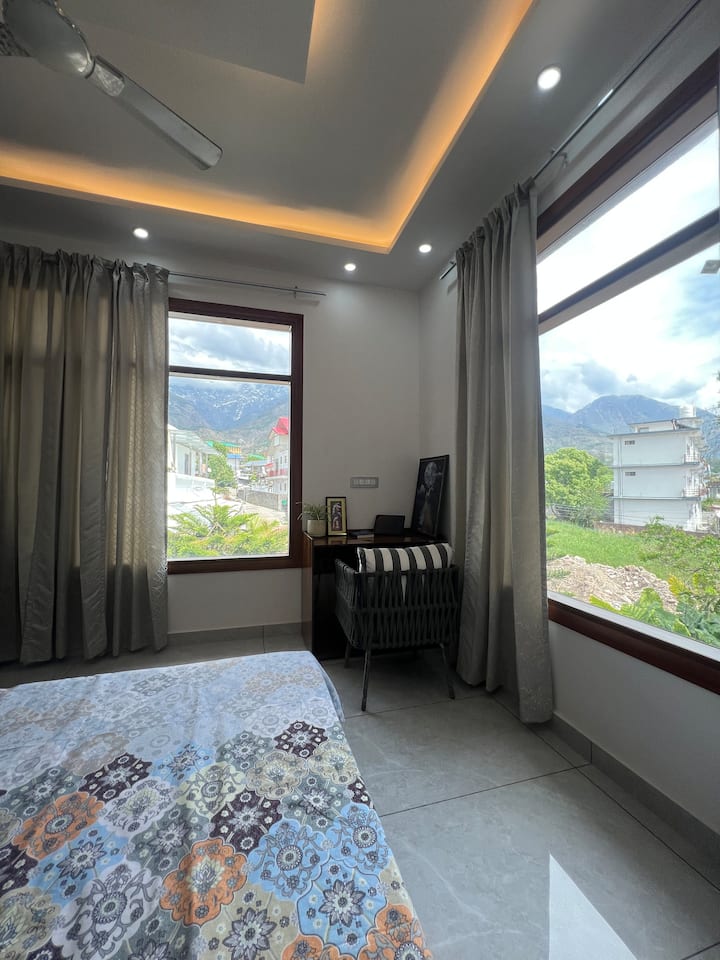 Cozy Workation Studio Apartment|
Snow View+balcony - India