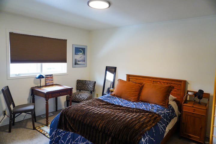 Comfy Bedroom W Desk|solo Travel - Anchorage
