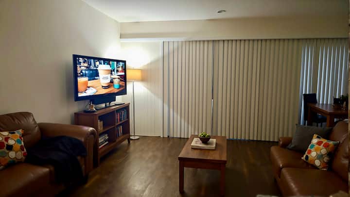 Classy Westpark Retreat Modern La Living - Santa Monica, CA
