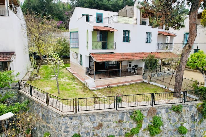 4+1 Büyük Bahçeli Mnzaralı Villa - Kuşadası