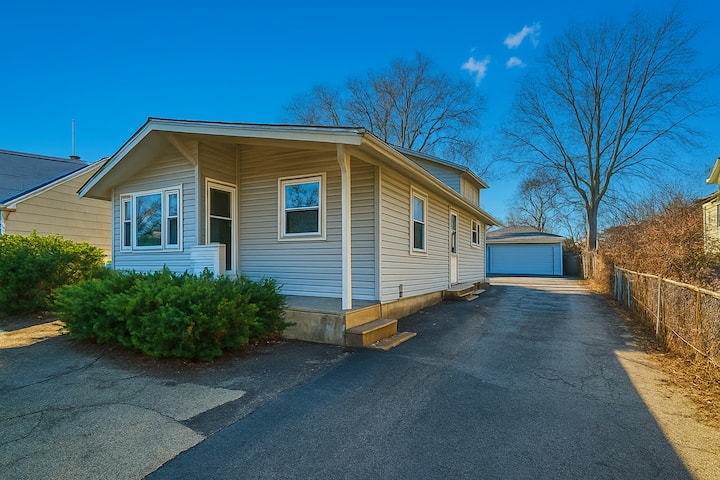Townhome With Game Zone, Big Beds, & Smart Tvs - Downers Grove, IL