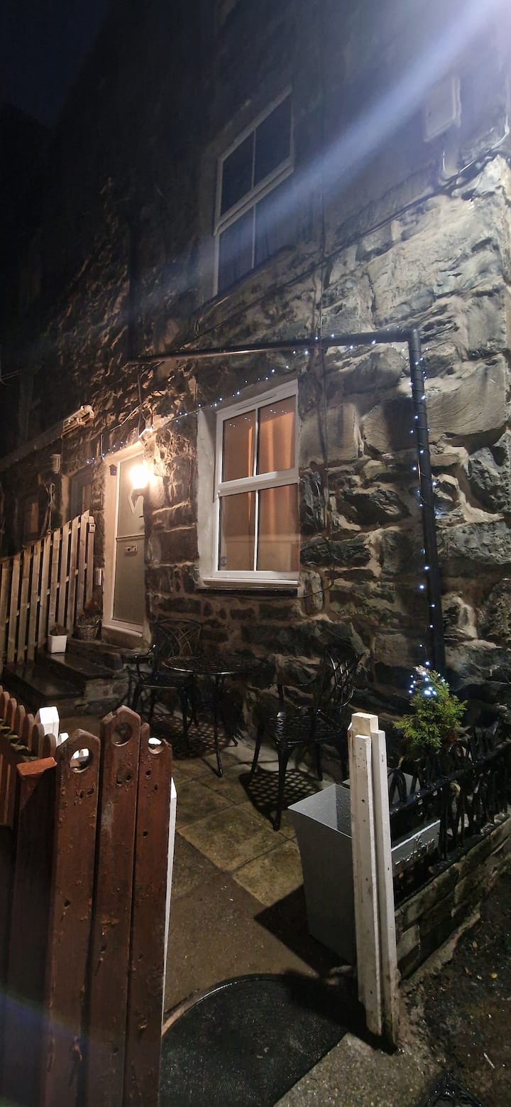 The Cottage On The Rock. - Barmouth