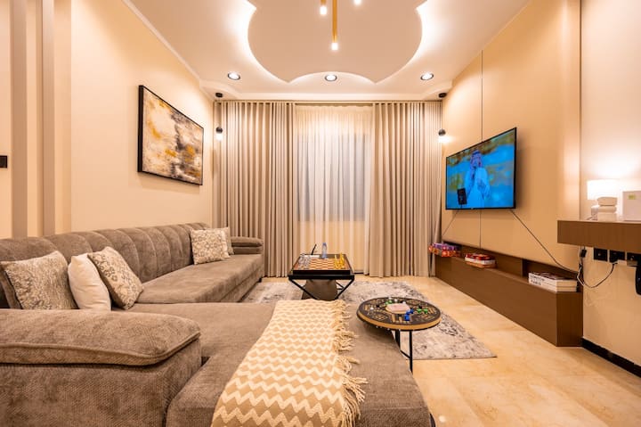 غرفتين نوم وصالة حديثة شاشة 75بوصة - Jeddah