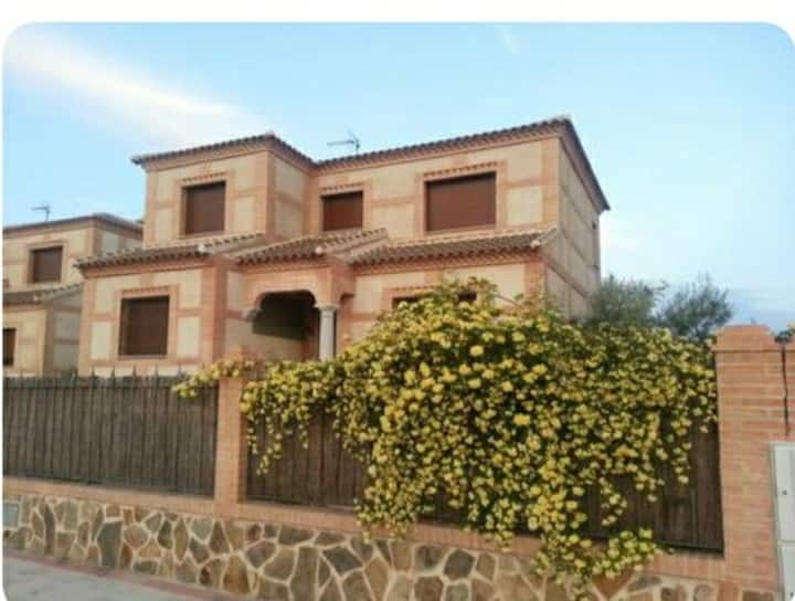 Dormitorio Con Cama De 135 Y Baño Adyacente. - Toledo, España