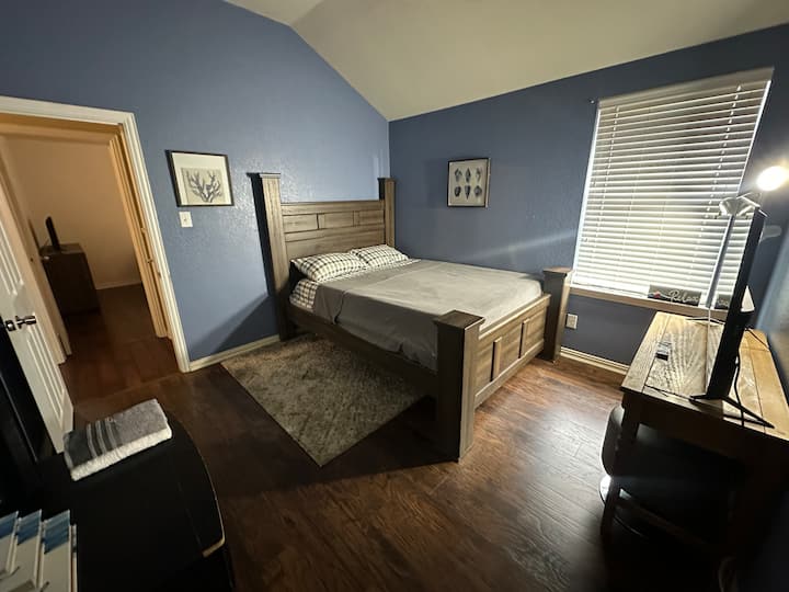 Cozy Room W/50 Inch Tv - Little Elm, TX