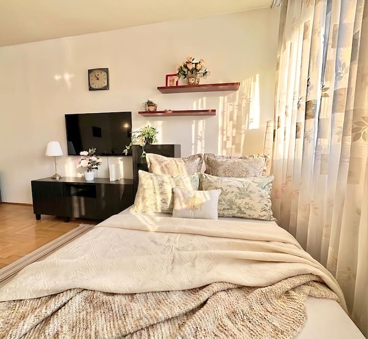 Madonna Queen | Top Center | 3 Rooms | Garage - Budapest