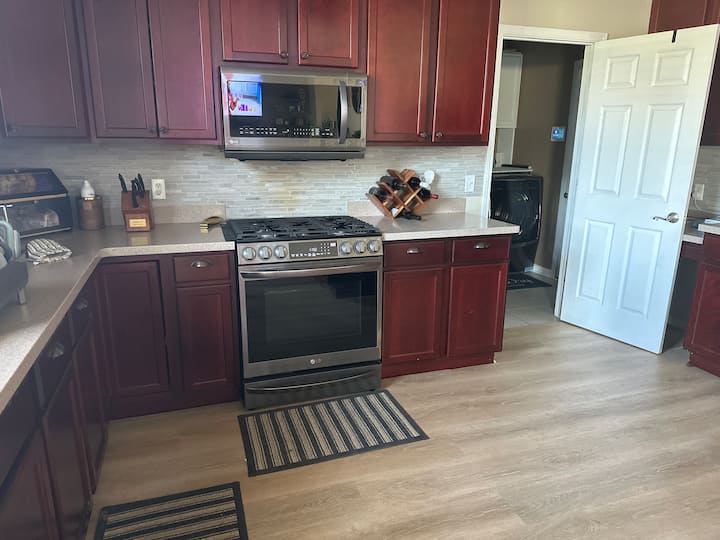 Comfort & Space For The Whole Family! Sleeps 8+ - Lowell, IN
