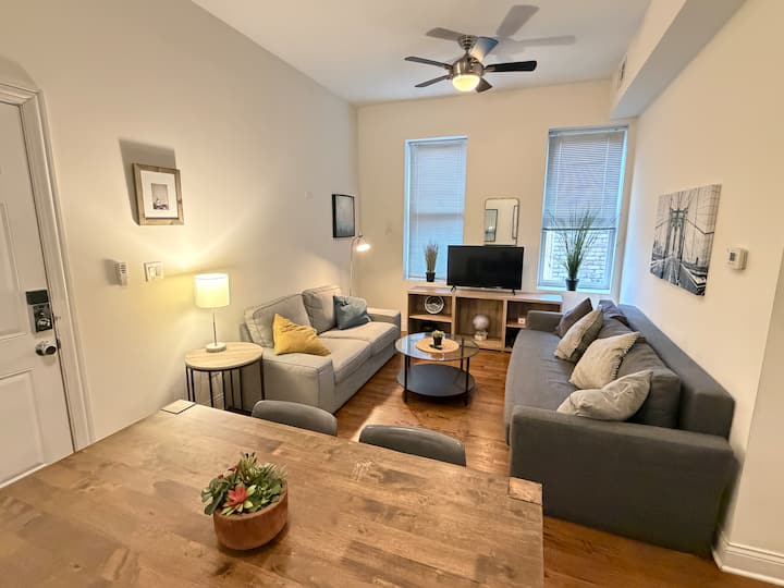 West Town Oasis With 1 Parking Spot! - Chicago, IL