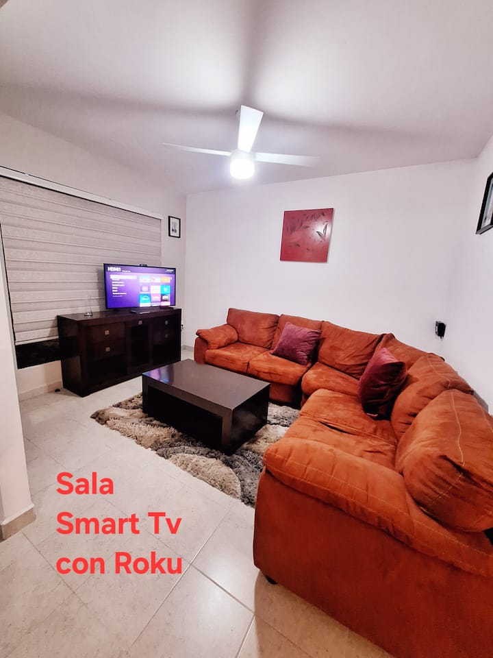 Casa De 4 Habitaciones En Privada Con Piscina - Celaya