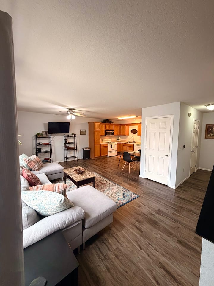 Great Location + Price 
Clean And Comfortable - Altoona, IA