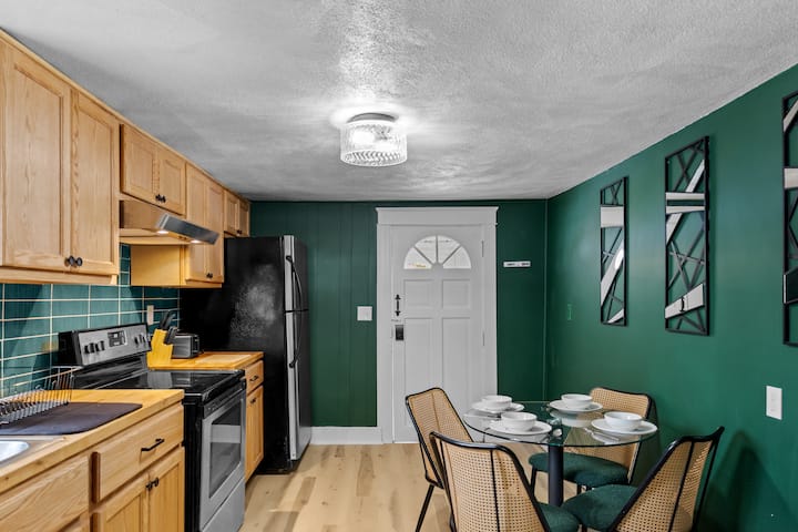 King Bed|mins To Pvd Colleges &Casino+free Parking - Rhode Island