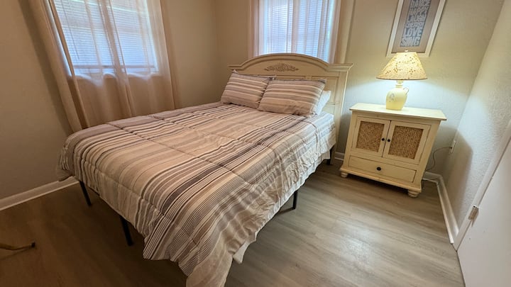 Cozy 2 Bed, 1 Bath Home With Fenced Yard - Gainesville, FL