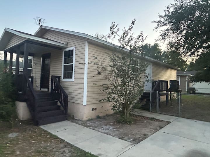 The Florida Porch - Giraffe Ranch, Dade City