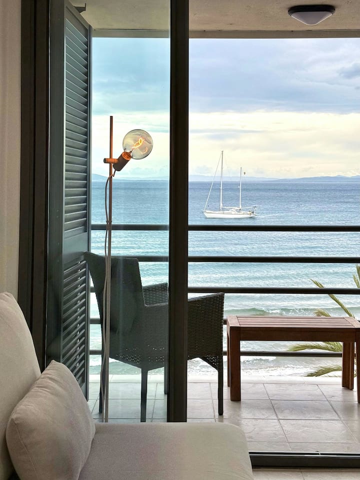 Apartamento En Primera Línea De Mar Con Balcón - Cadaqués