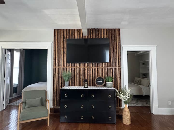 Stylish 2 Bed Home Just Minutes From Cedar Point! - Sandusky, OH