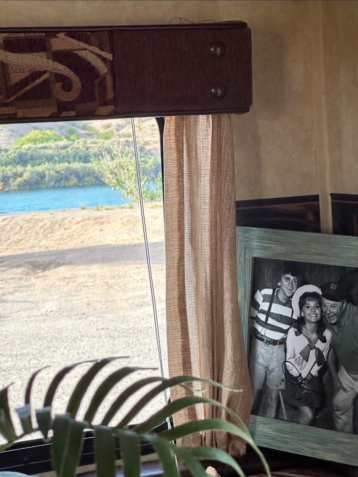 Gilligan's Island Fishing Jetski Shipwreck Oasis - Bullhead City, AZ