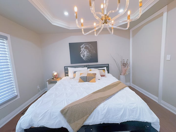 Fancy Huge Kingsize Bedroom #5 - Markham