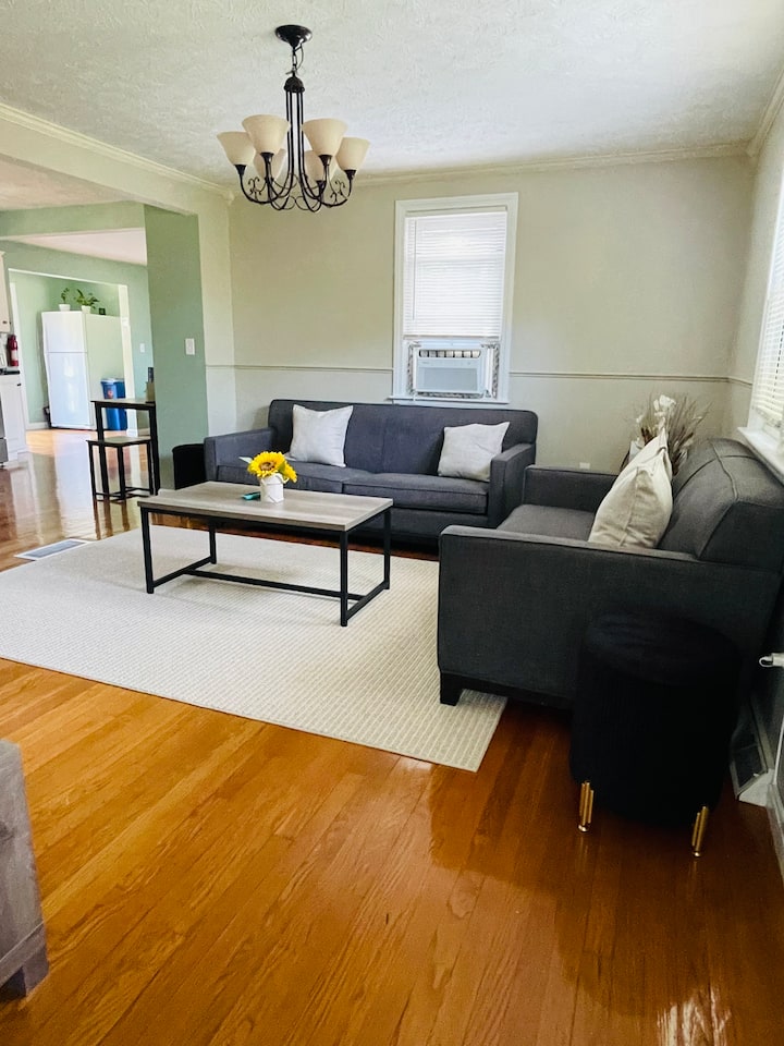 Near Boston Spacious Free Parking Ideal For Family - Brockton, MA