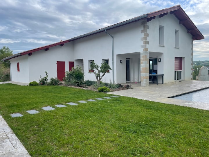 Maison Avec Piscine Chauffée - Sare