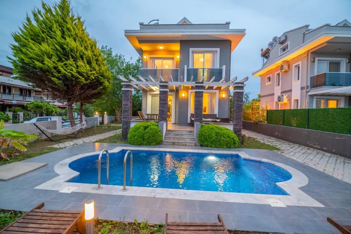 Denize 250m Havuzlu Villa - Fethiye