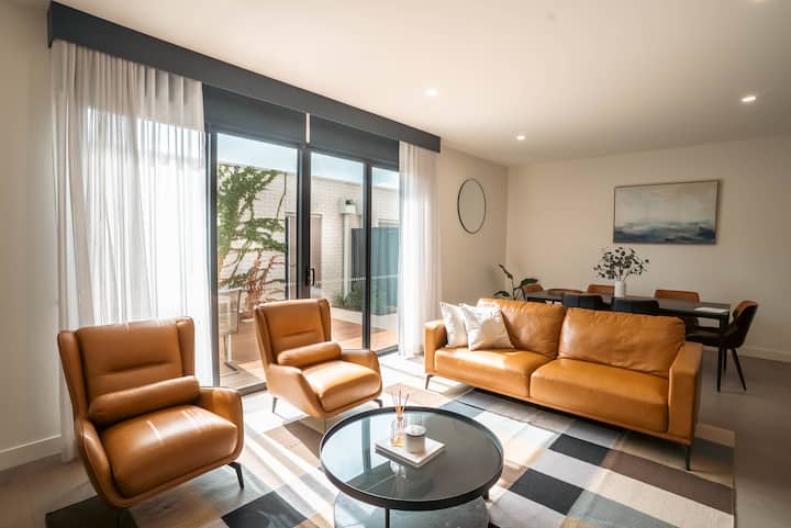 Spacious & Stylish Fully Furnished 4br W/ Backyard - ウィリアムズタウン