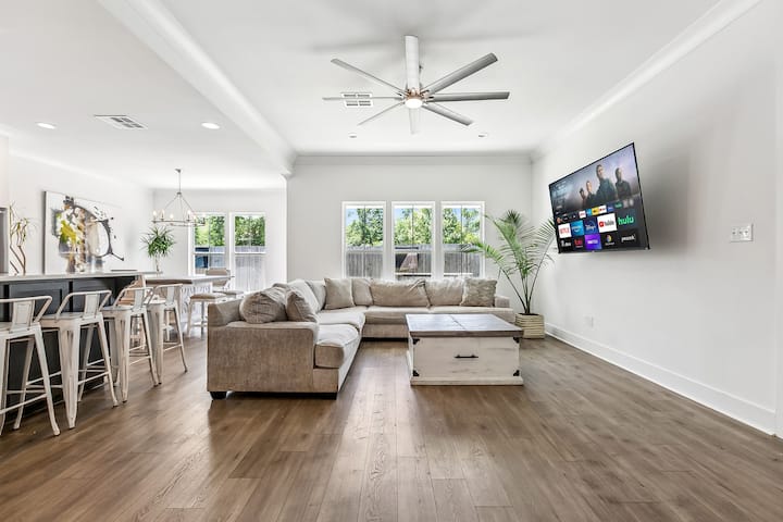 Modern Farmhouse With Hot Tub! - Baton Rouge, LA