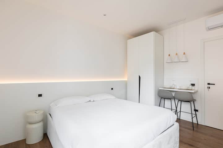 Elegant White Suite With Balcony - Verona Center - Verona