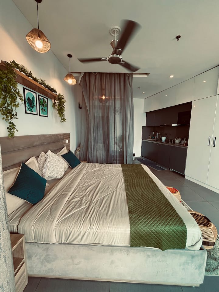 The Heaven Stays | Suite With River And City Views - Noida