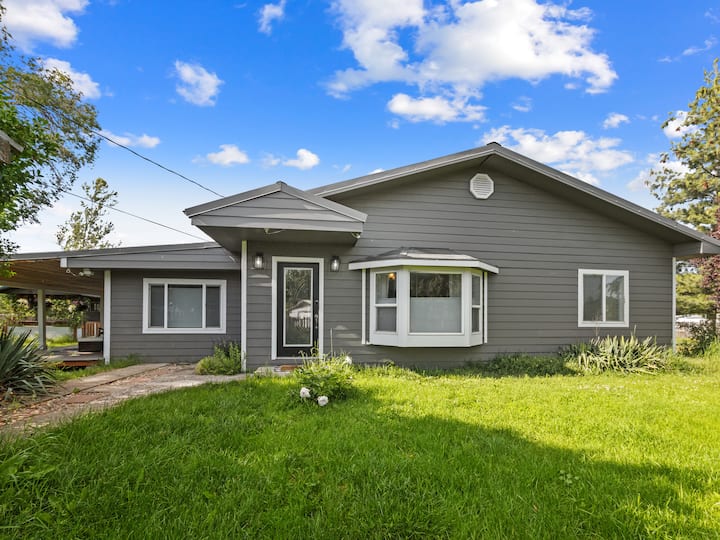 Family-friendly 3br W/2 Living Rooms - La Grande, OR