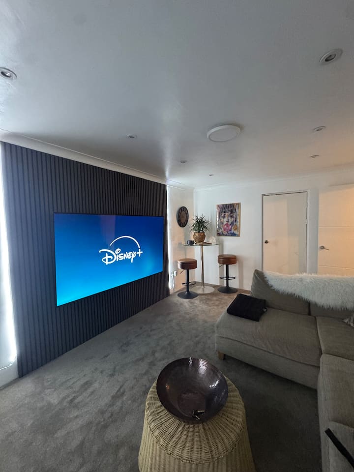 Luxury Entire Apartment With Free Parking - London