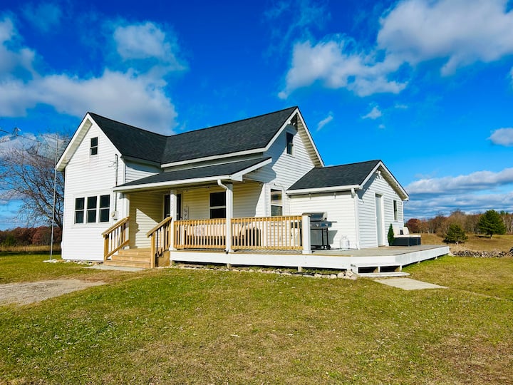 Cozy Country Escape • Fire Pit • 13 Private Acres - Newaygo State Park, Newaygo