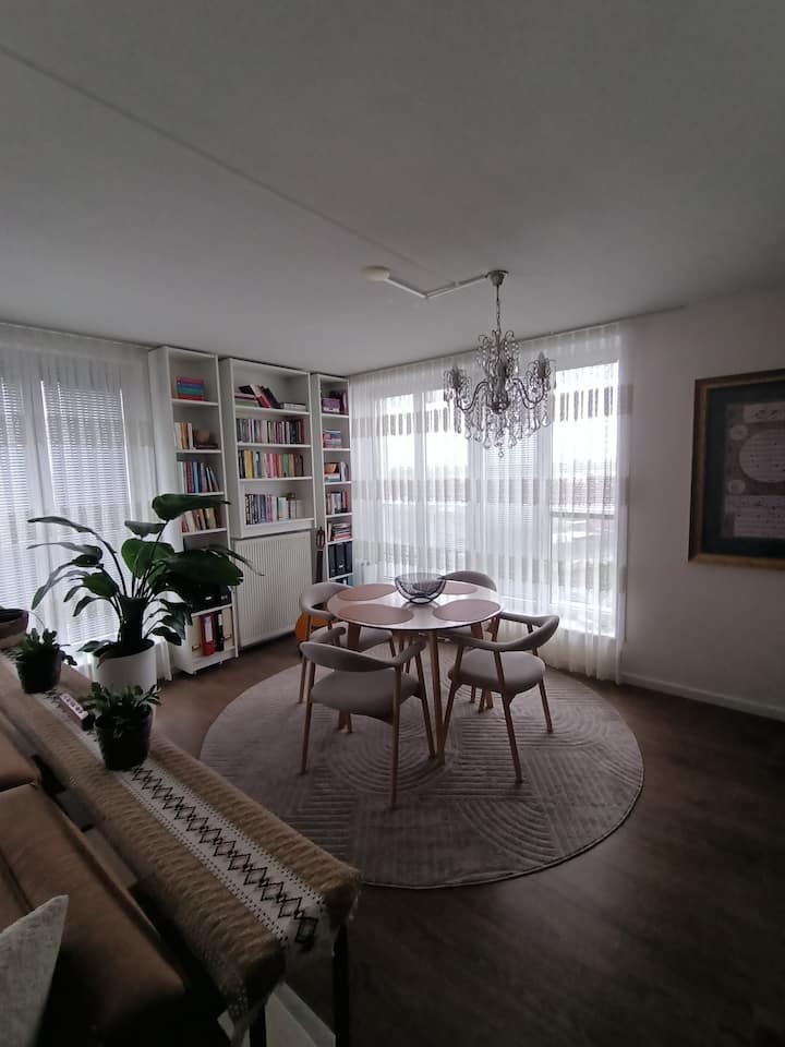 Double Bed- Rent- Register Possible-only Female - 愛因荷芬