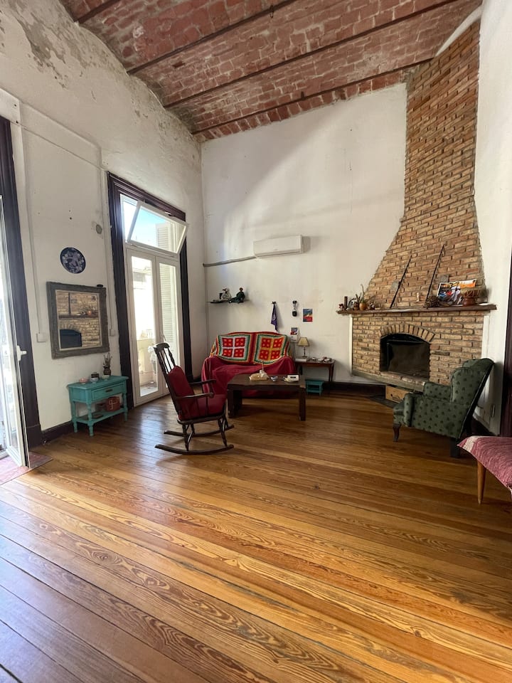 Casa Muy Amplia En Ciudad Vieja - Montevideo