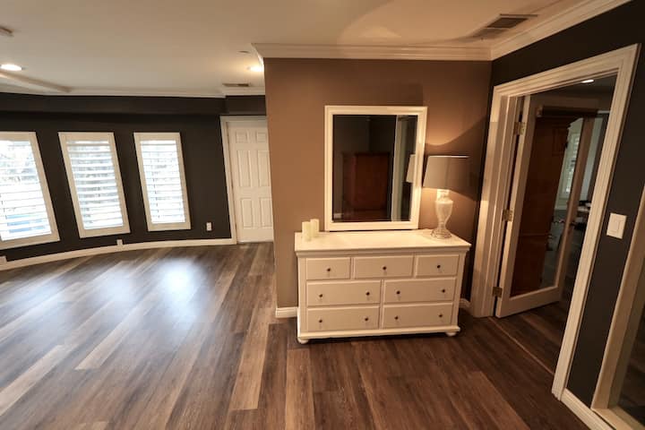 Spacious Socal Getaway + Pool - Orange, CA