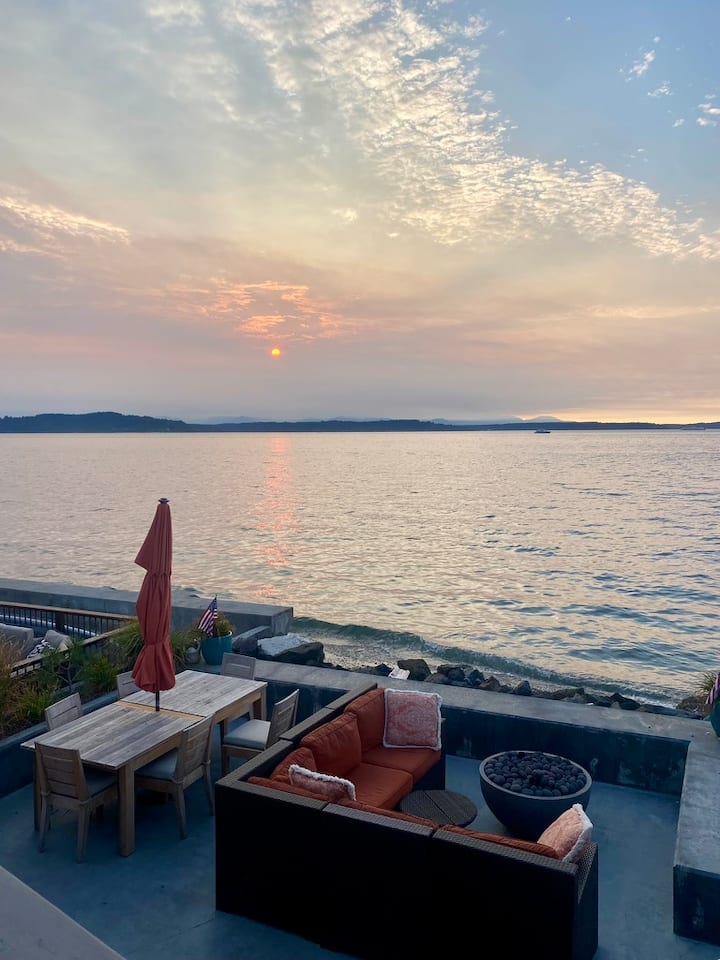 Rare True Waterfront Beach House Alki Iconic Views - Seattle, WA
