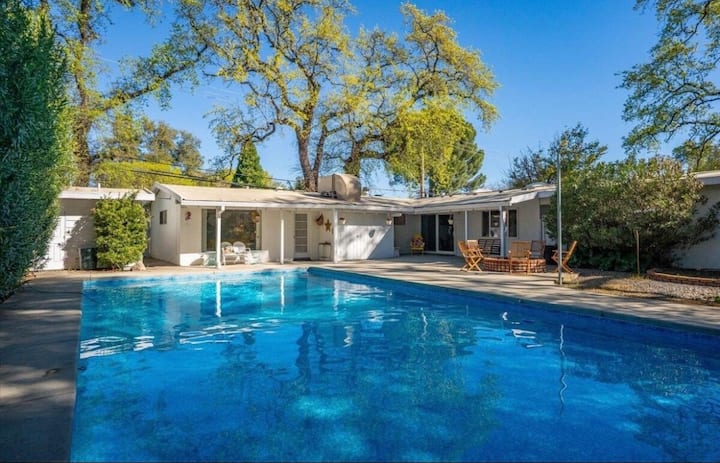 Mid-century Retreat With Pool - Shasta Lake, CA
