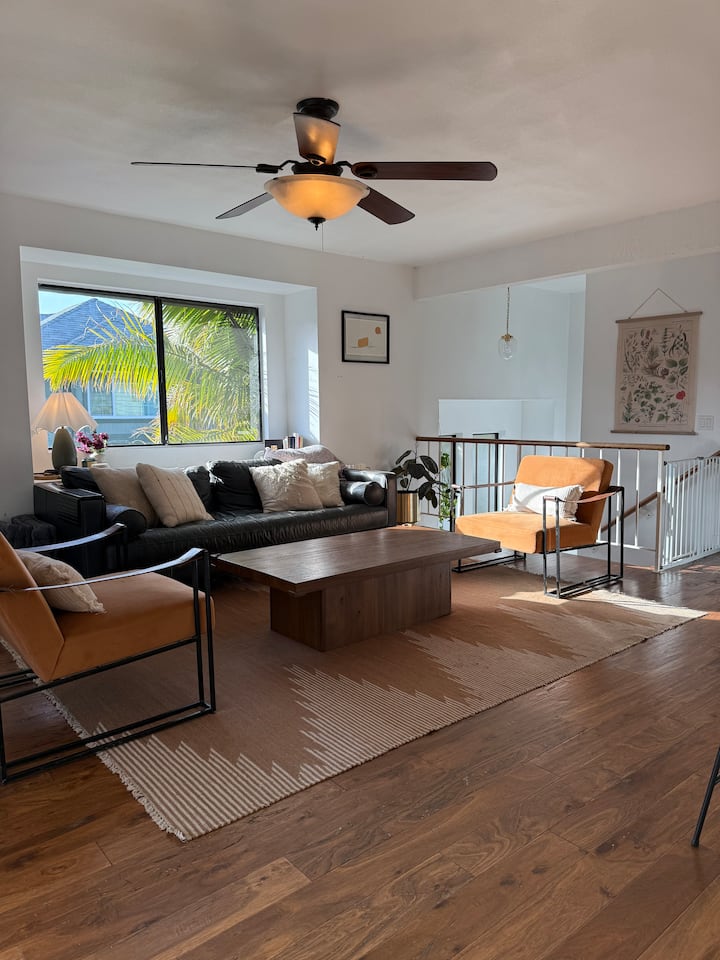 Charming Townhome By The Beach - Huntington Beach, CA
