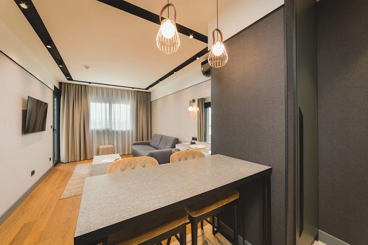 Ideal Group Getaway W/parking, Close To Top Sites! - Podgorica