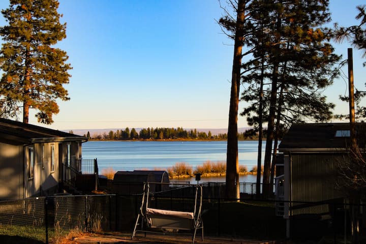 Rustic Charm Meets Lakeside Bliss In Pine Hollow - Rock Creek Reservoir, OR