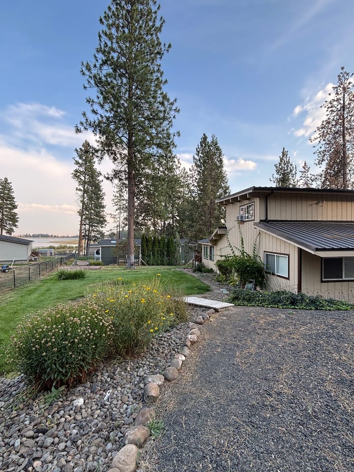 Rustic Charm Meets Lakeside Bliss In Pine Hollow - Rock Creek Reservoir, OR