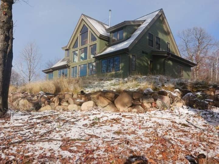 Cardinal Cliffs Bed & Breakfast West Room - Two Harbors, MN