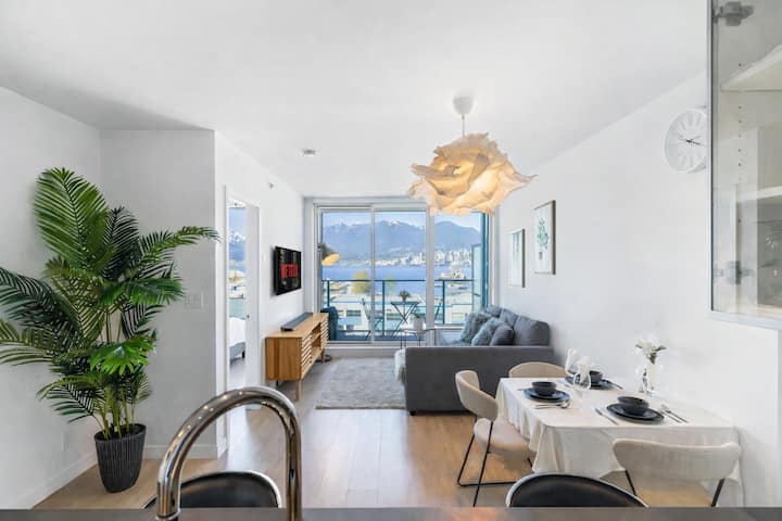 Wake Up To Ocean&mountain Views|sparkling Clean - Vancouver