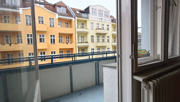 Pretty And Colorful Apartment In Wedding. - Berlín