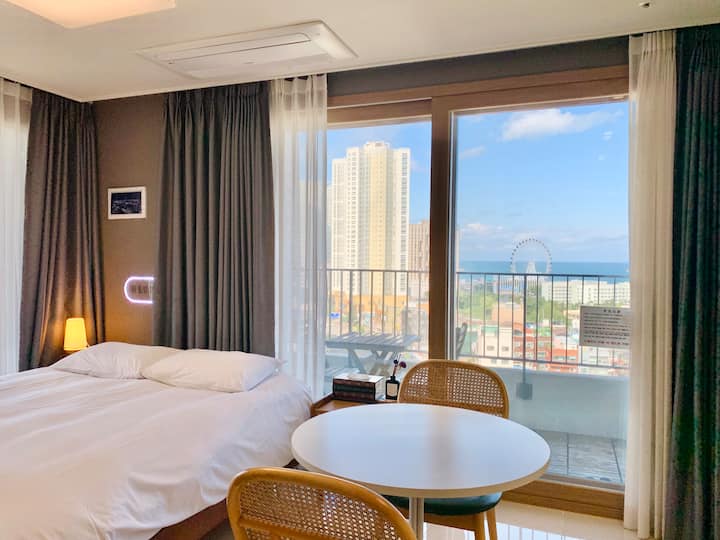 속초의 푸른 조각 | 시그니처 코너뷰 & 대관람차 야경 - Sokcho-si