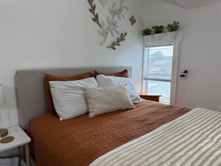 Unit 3. Furnished Stylish Apt - Wenatchee, WA