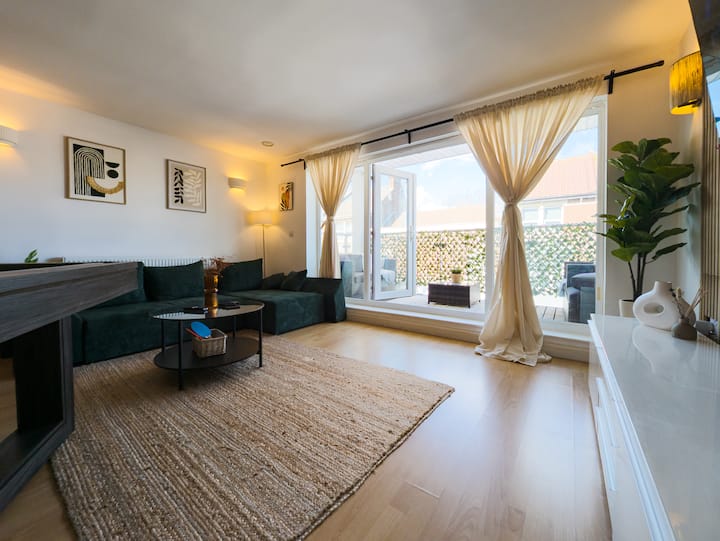 Central Apt En Suites | Pool Table Private Balcony - Portsmouth