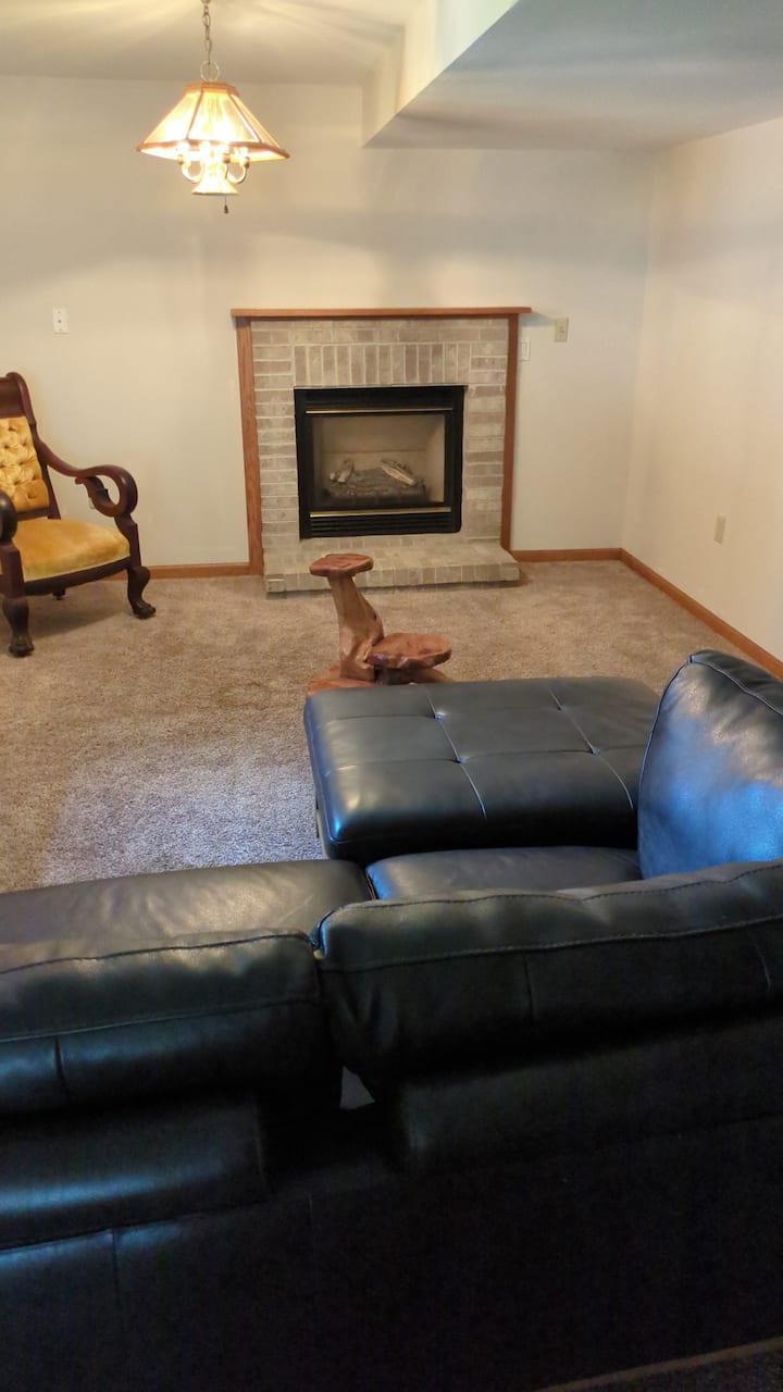 Creekside Apt Ten Min From Beach - Hobart, IN