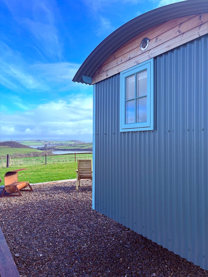 Viola Luxury Ensuite Shepherds Hut, Estuary Views - Padstow