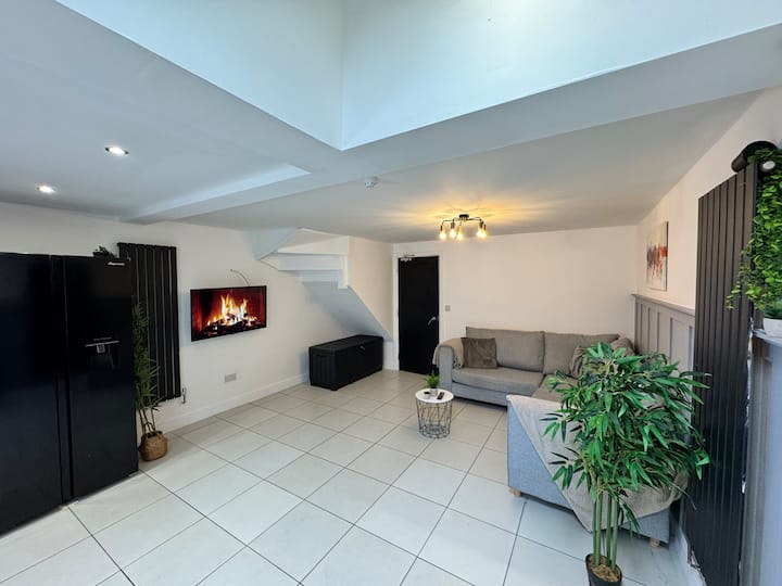 Large Space | Free Parking| Tv Every Bedroom - Liverpool